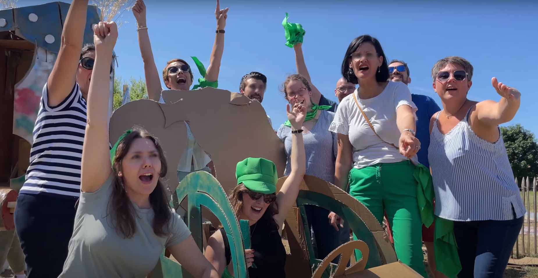Carton Plein ! - Team building de construction d'objets en carton